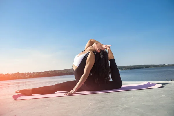 Vista lateral de una hermosa atleta europea joven haciendo las ...