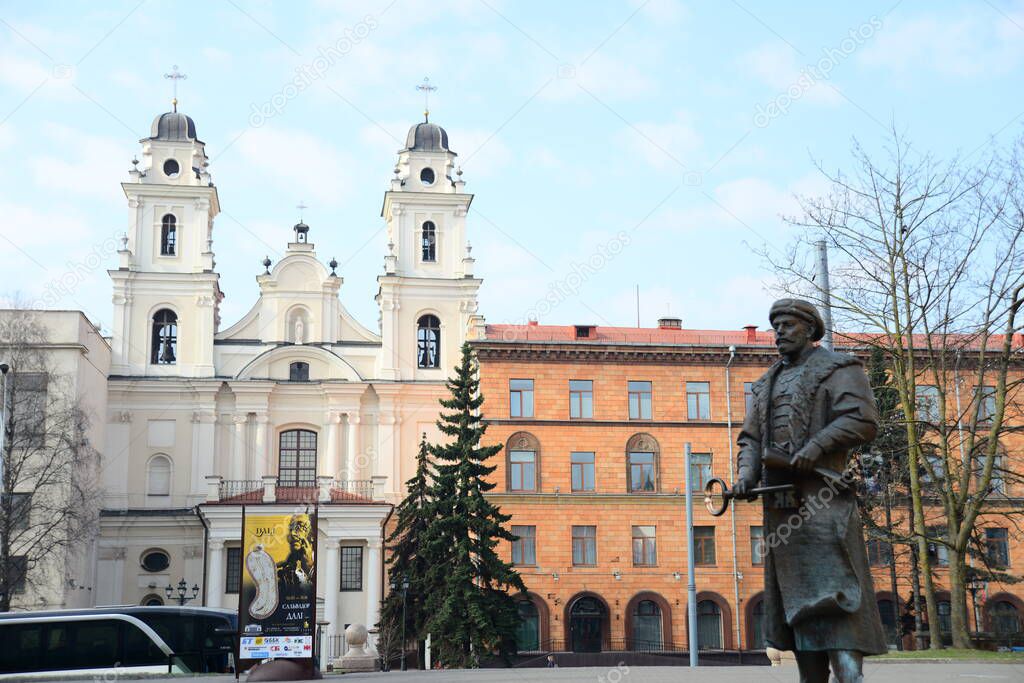 MINSK, BÉLARO - 15 DE ABRIL DE 2019: Composición escultórica "Voight ...