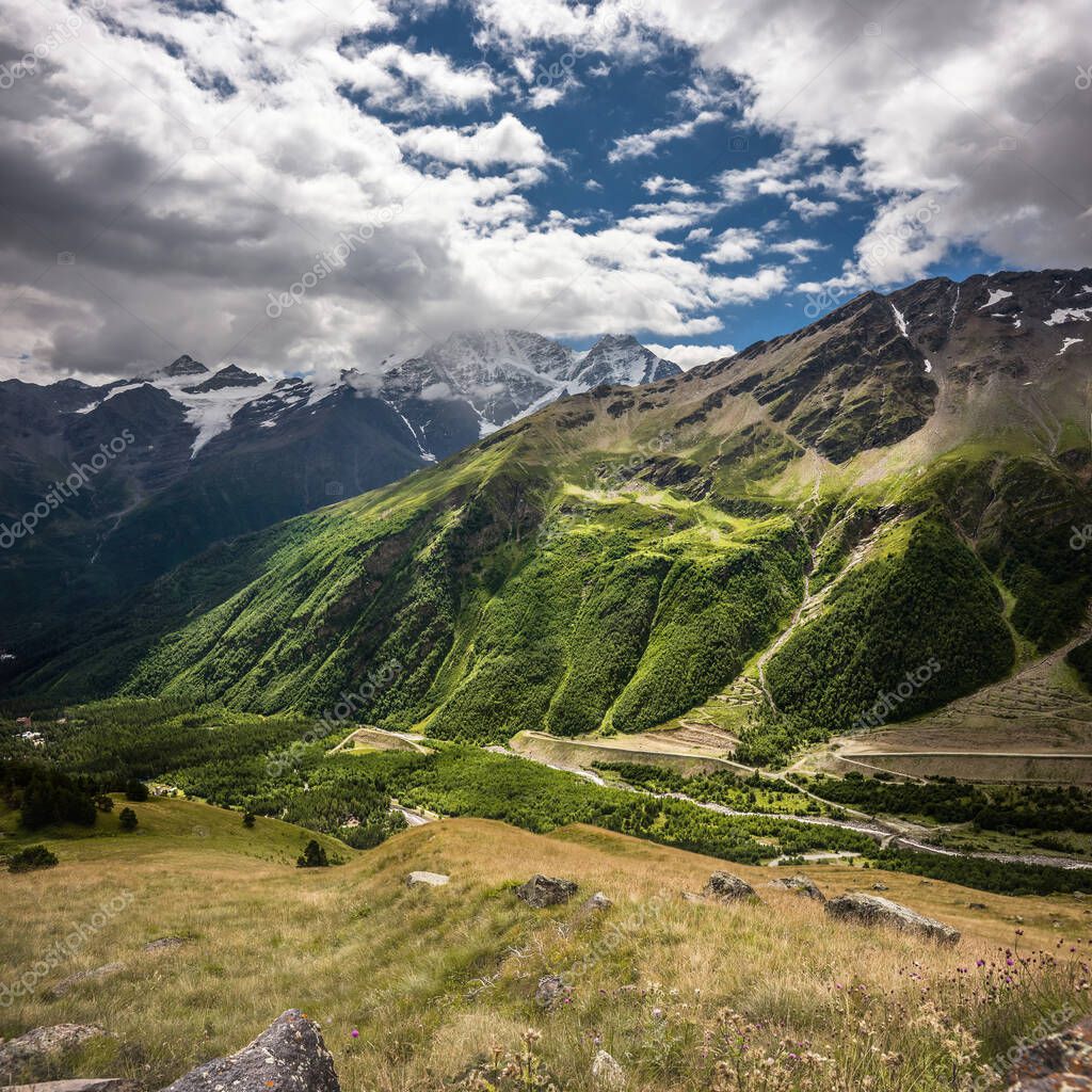 Mt. Donguzorun, Mt. Cumbres de Nakra y Kogutai detrás del monte. Cuesta ...