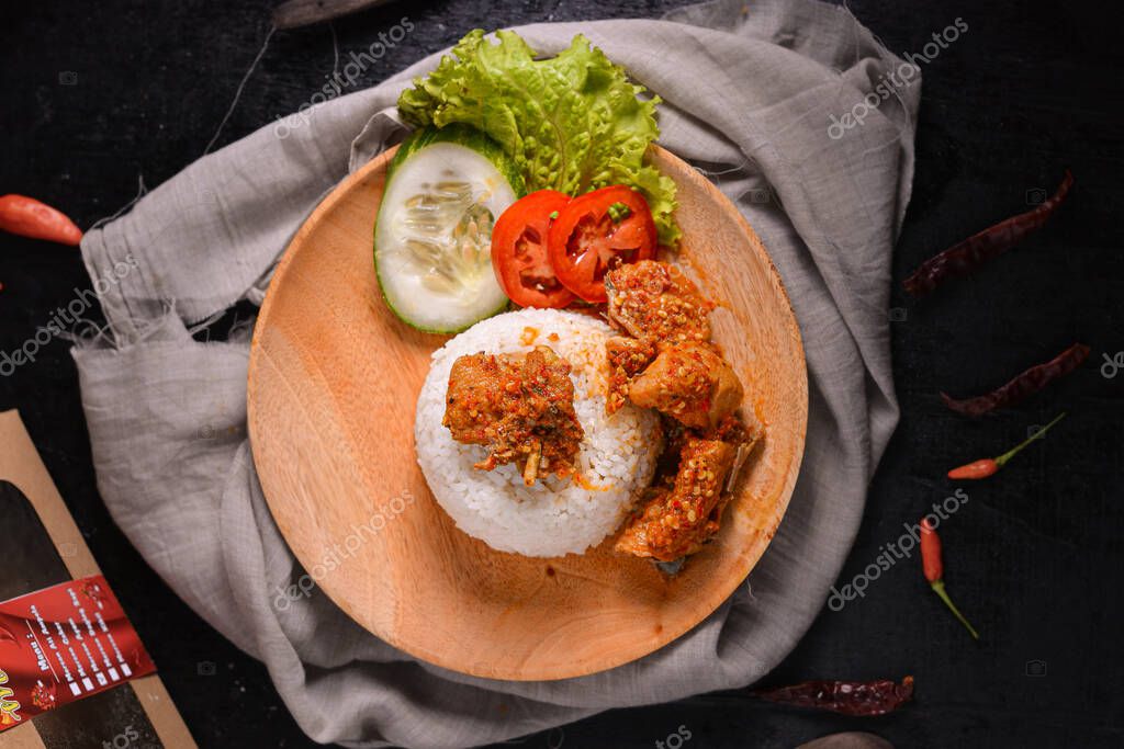 Ponorogo, Java Oriental, Indonesia en Abril 3, 2021. Pollo rica-rica ...