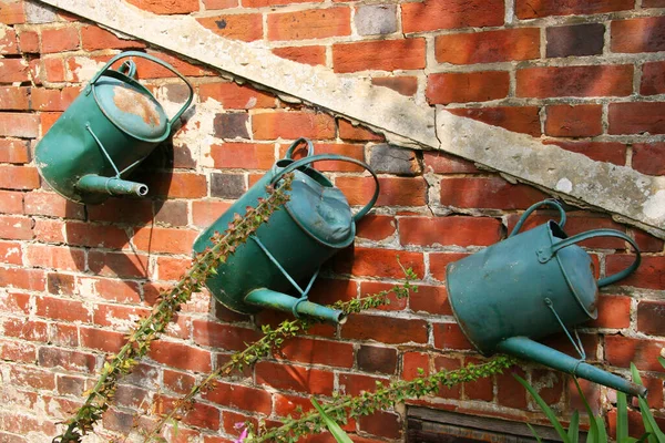 Arrosoirs de jardin images libres de droit, photos de Arrosoirs de ... Arrosoirs de jardin images libres de droit, photos de Arrosoirs de ...
