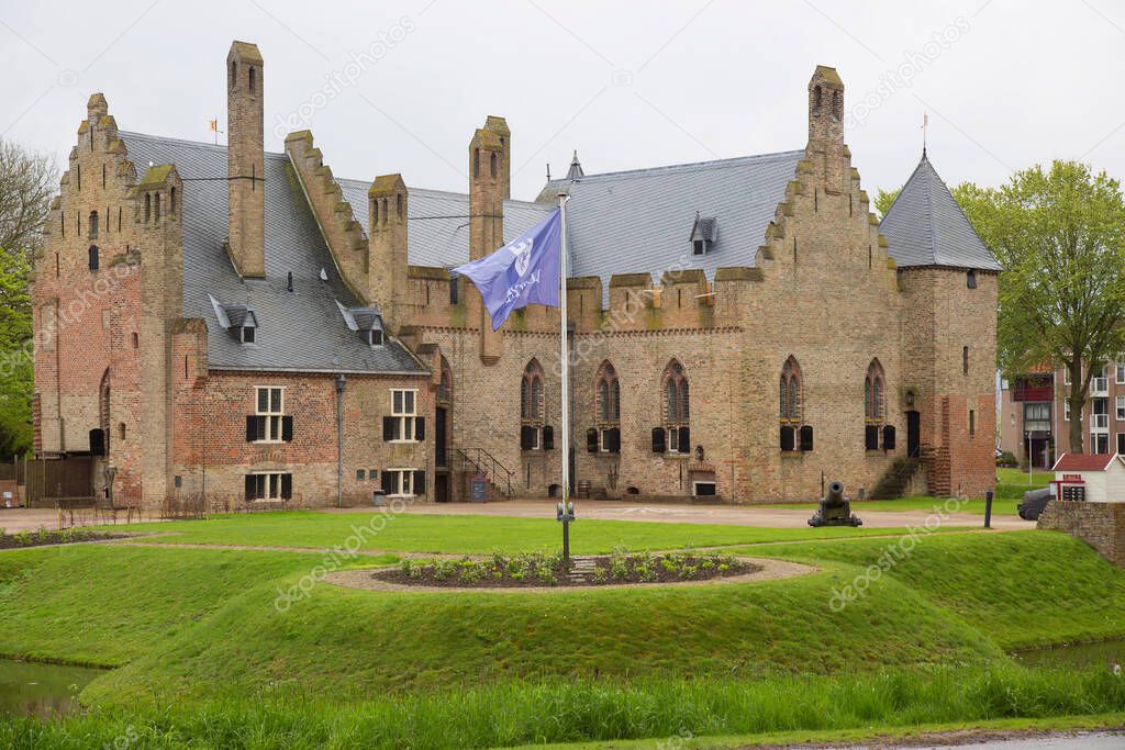 detalles de un castillo medieval e histórico con foso y puente levadizo ...