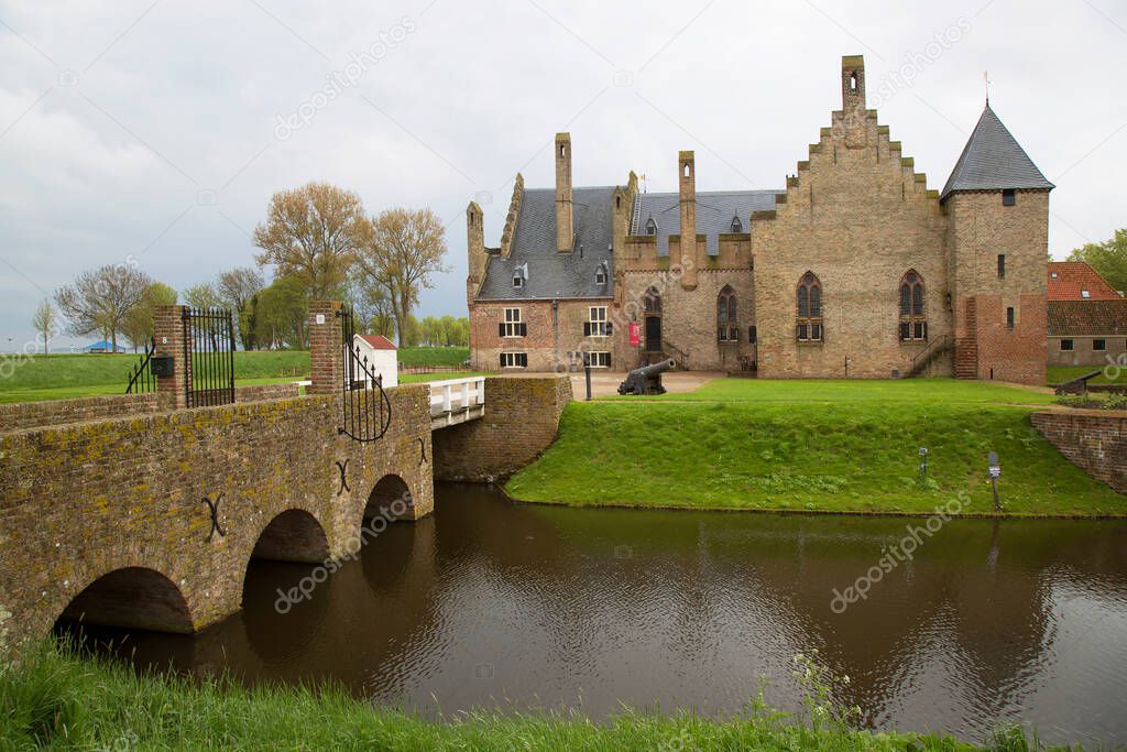 detalles de un castillo medieval e histórico con foso y puente levadizo ...