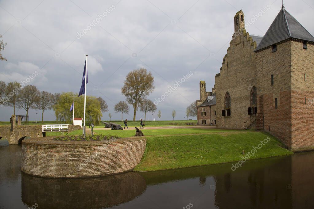 detalles de un castillo medieval e histórico con foso y puente levadizo ...