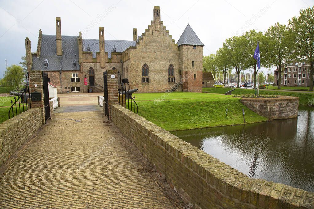 detalles de un castillo medieval e histórico con foso y puente levadizo ...