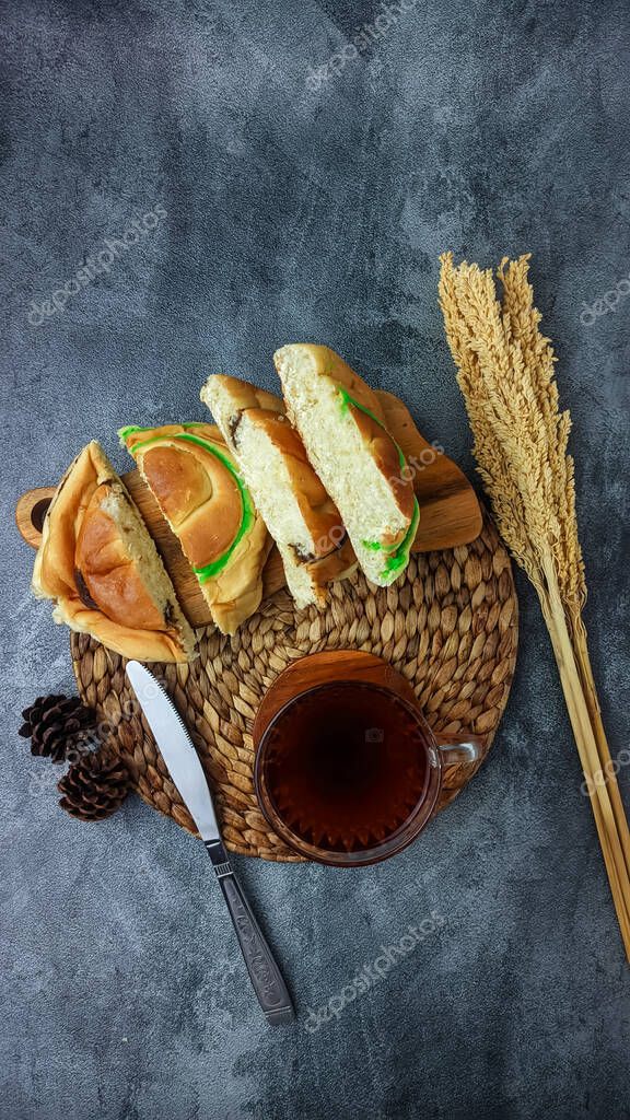 El pan y el té son perfectos para el menú de desayuno antes de hacer ...