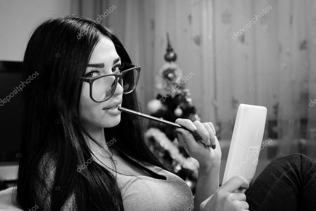 Image De Jolie Fille Sexy Dans Des Lunettes Tenant Une Tablette Pc