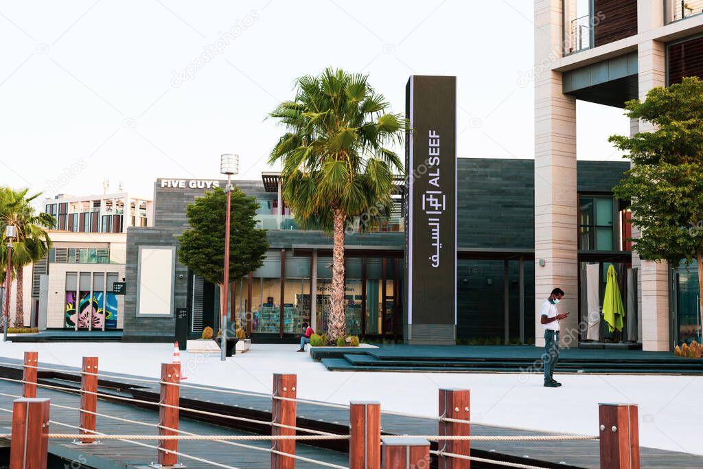 Dubái, Emiratos Árabes Unidos, 26 de mayo de 2021: Al Seef en Dubái por la noche. Creek Bur ...