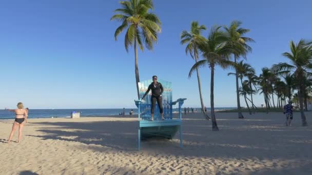 66 Cadeira gigante Stock Videos, 4K & HD Footage | Depositphotos