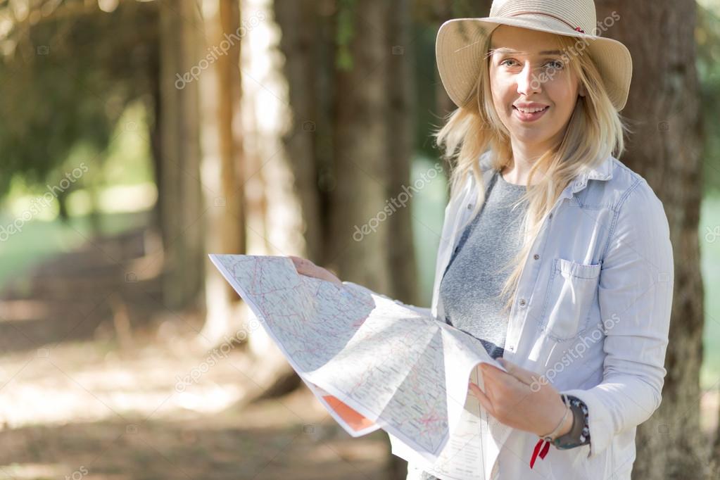Exploradora femenina con un mapa en las manos 2023