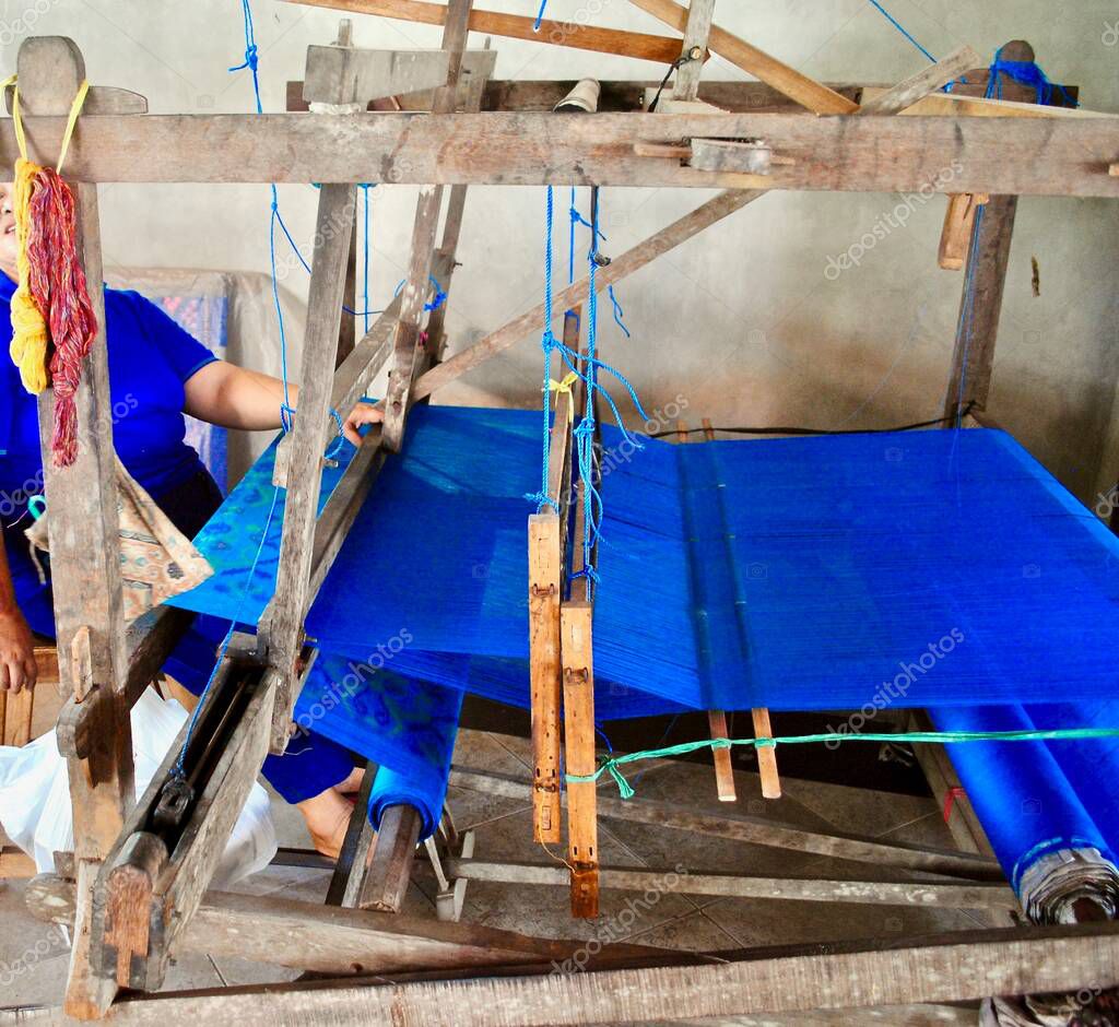 Paño azul zafiro que se teje en telar en Bali, Indonesia. Los textiles ...