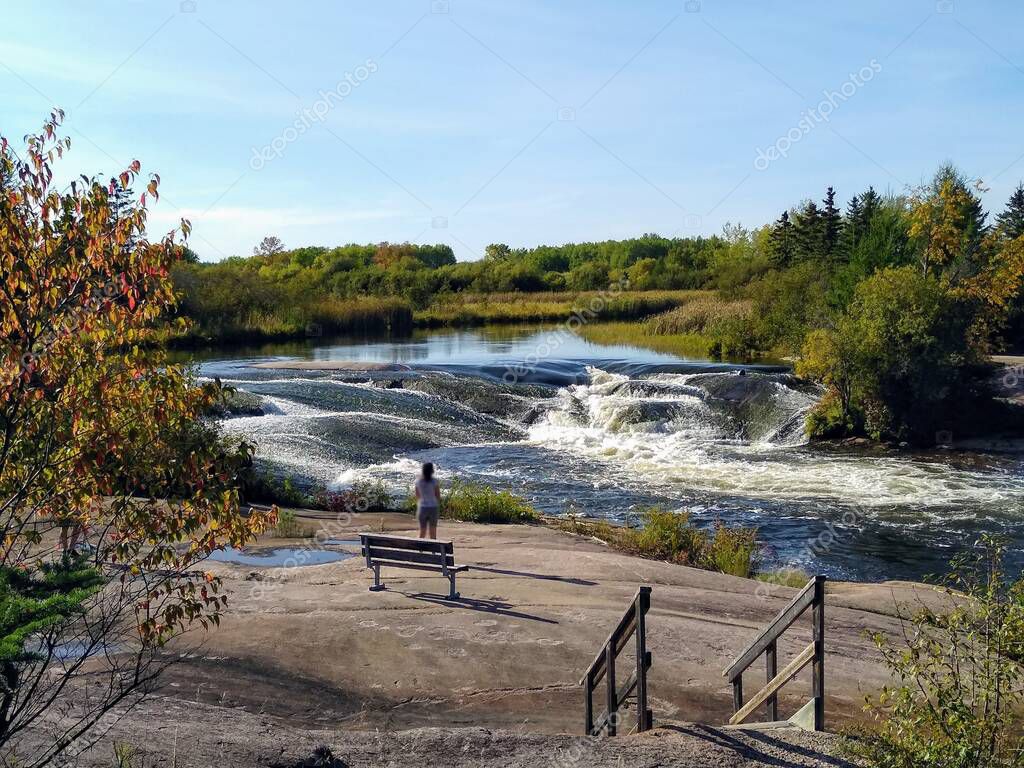 Presa de Pinawa: Vista panorámica del río, la orilla de piedra y el ...