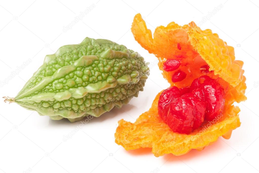 momordica revelada verde y amarilla aislada sobre fondo blanco 2023