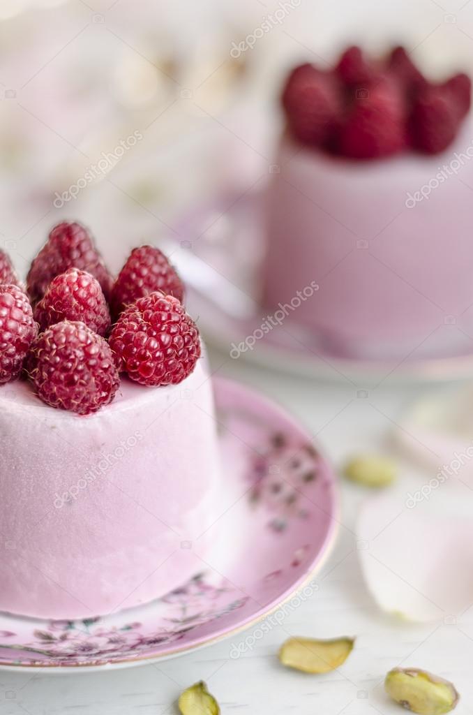 Raspberry ice cream with raspberry and pistachios — Stock Photo © eva ...