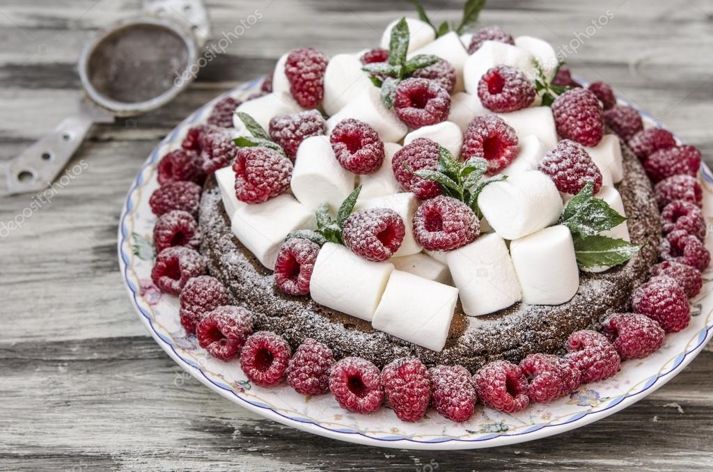 Cake with marshmallow and raspberry — Stock Photo © eva_daren #81078124
