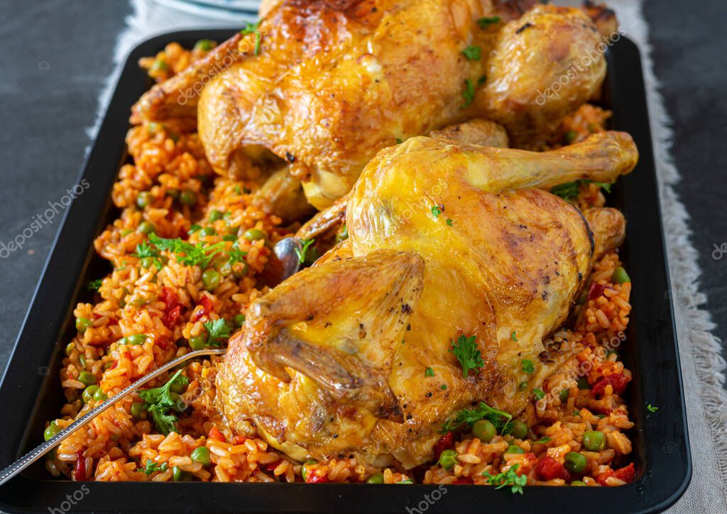 Pollo asado con arroz. Delicioso plato de pollo asado picante con arroz ...