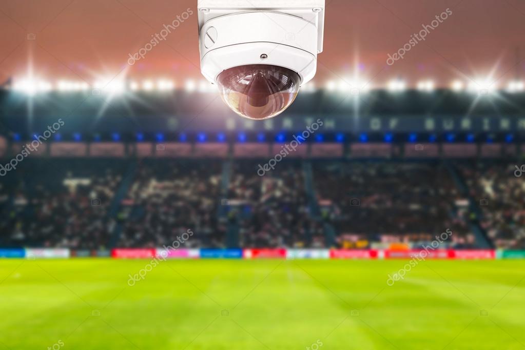 CCTV bola de seguridad en el estadio de fútbol en el crepúsculo fondo. 2025