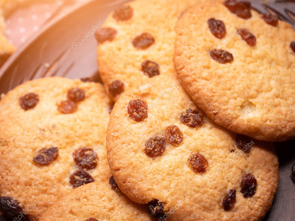 galletas americanas apetitosas en un plato de barro. primer plano 2023