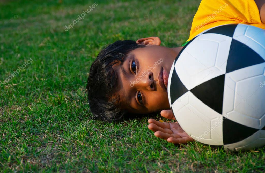 Ni o tendido en el suelo con el f tbol 2024