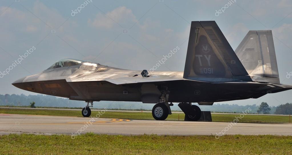 F-22 Raptor on Runway – Stock Editorial Photo © MichaelFitzsimmons ...
