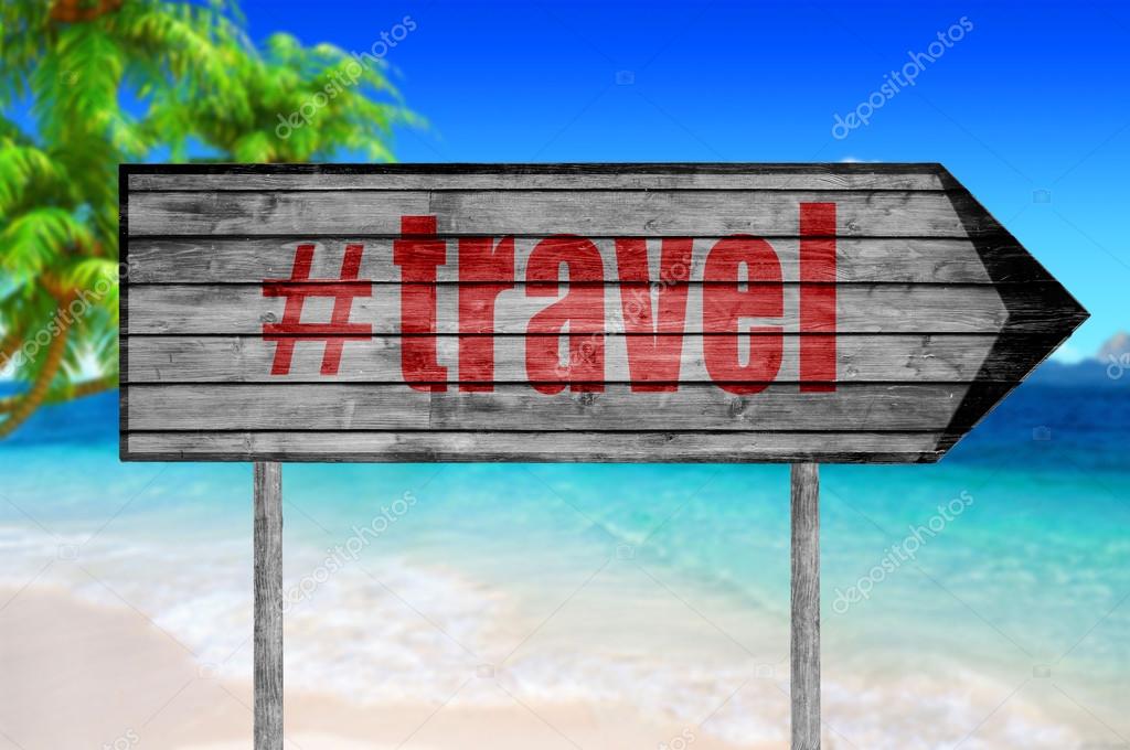 Rojo La palabra con la etiqueta VIAJE letrero de madera con sobre un ...