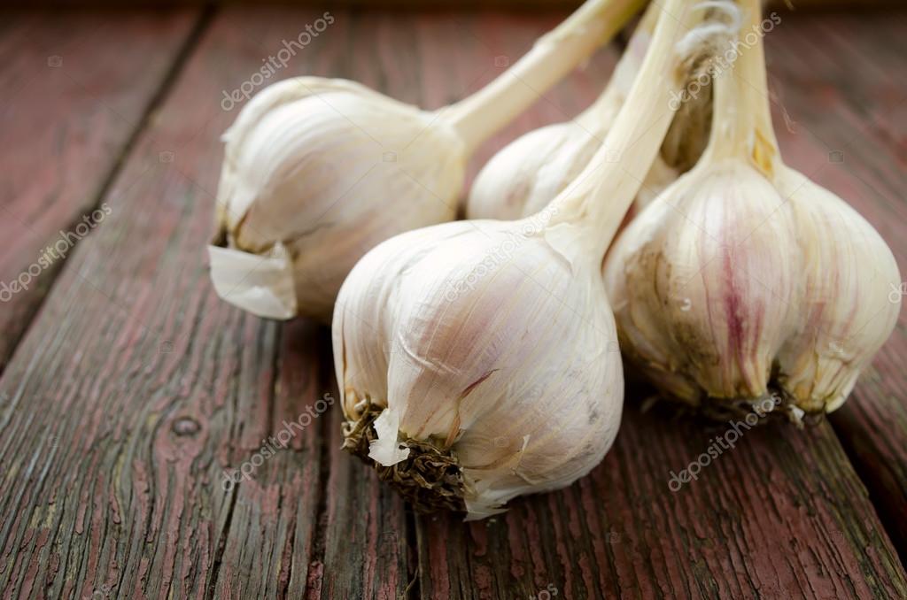 Old organic garlic whole and cloves on the wooden background Stock ...