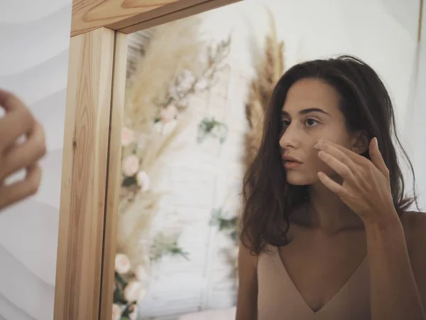 female body, beautiful aesthetics, stretch marks, details, oil and ...