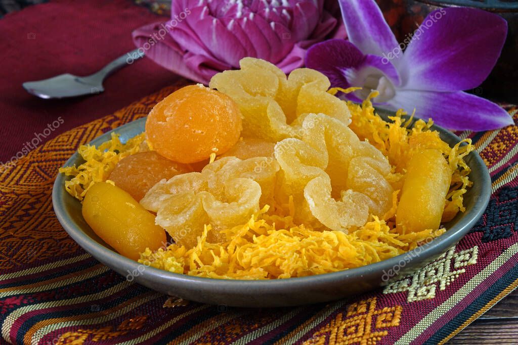 Postres tailandeses: Tres gotas de carne dulce tailandesa de oro (Thong Yod), hilo de huevo ...