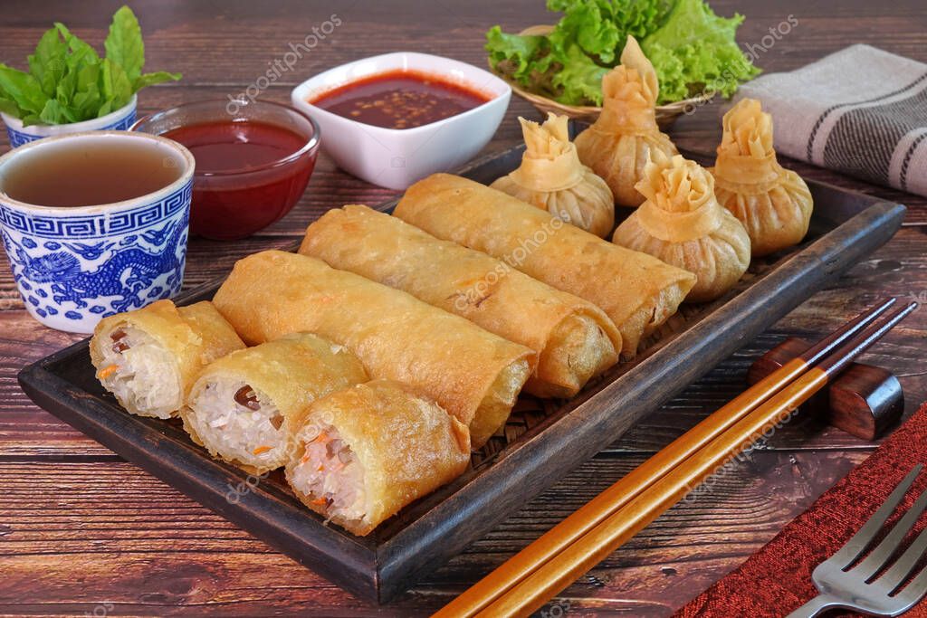 Rollos de primavera y Wontons. Rollos de primavera crujientes fritos y ...