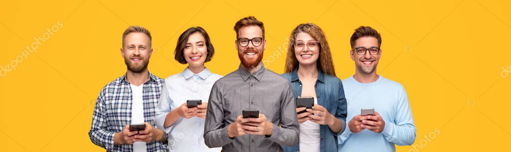People using smartphones Stock Photos, Royalty Free People using ...