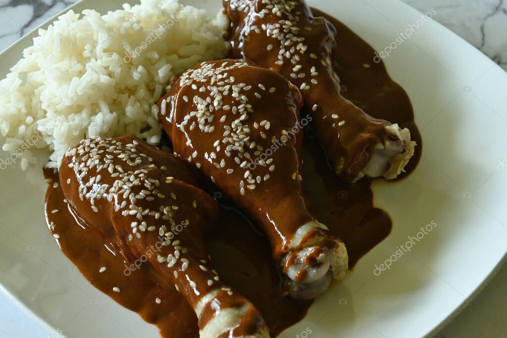 Primer plano del plato de mole con pollo sobre plato blanco, fondo de ...