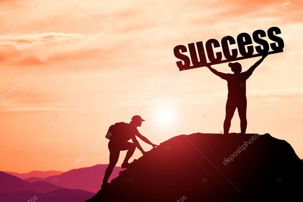 El hombre levantó su mano felizmente en la cima de una alta montaña ...