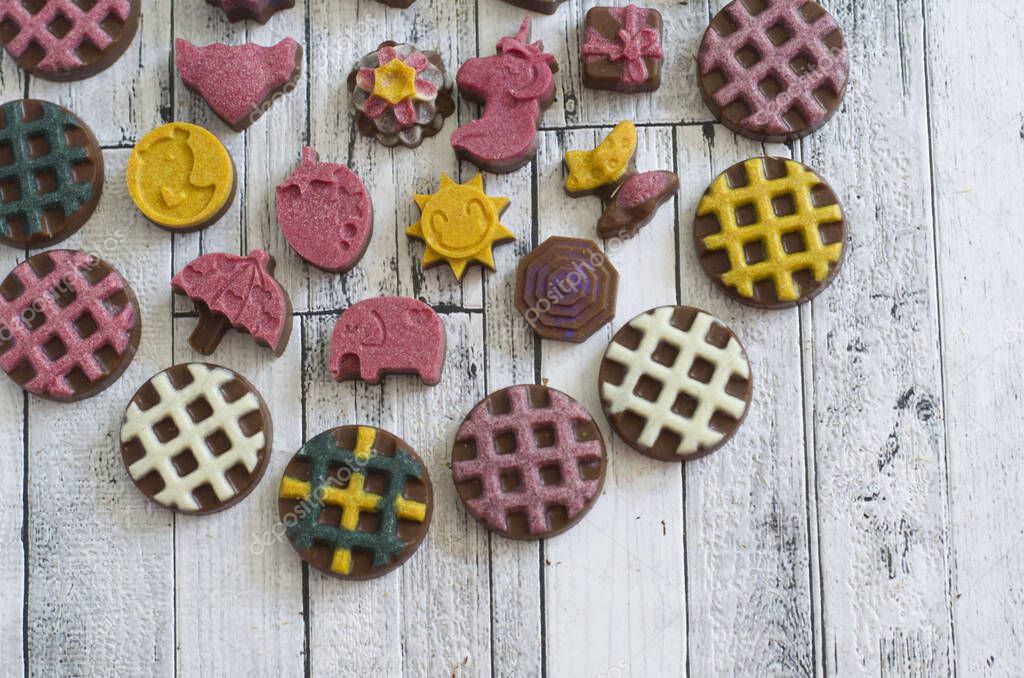 Mini chocolates hechos a mano de color de kerob en forma de mariquita ...