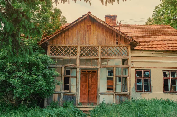 Broken tree house Stock Photos, Royalty Free Broken tree house Images ...