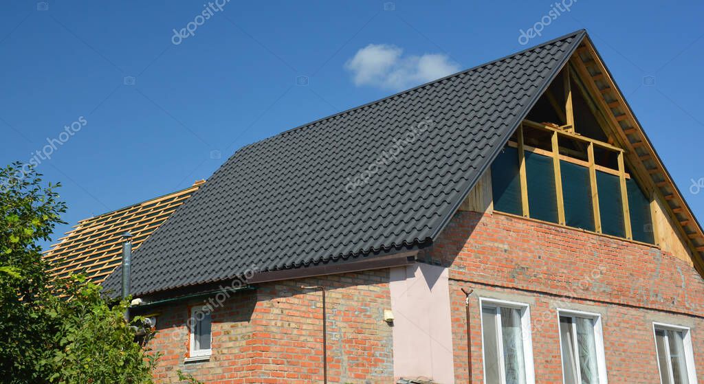 Construcción de techos. Una renovación de la casa de ladrillo con una ...