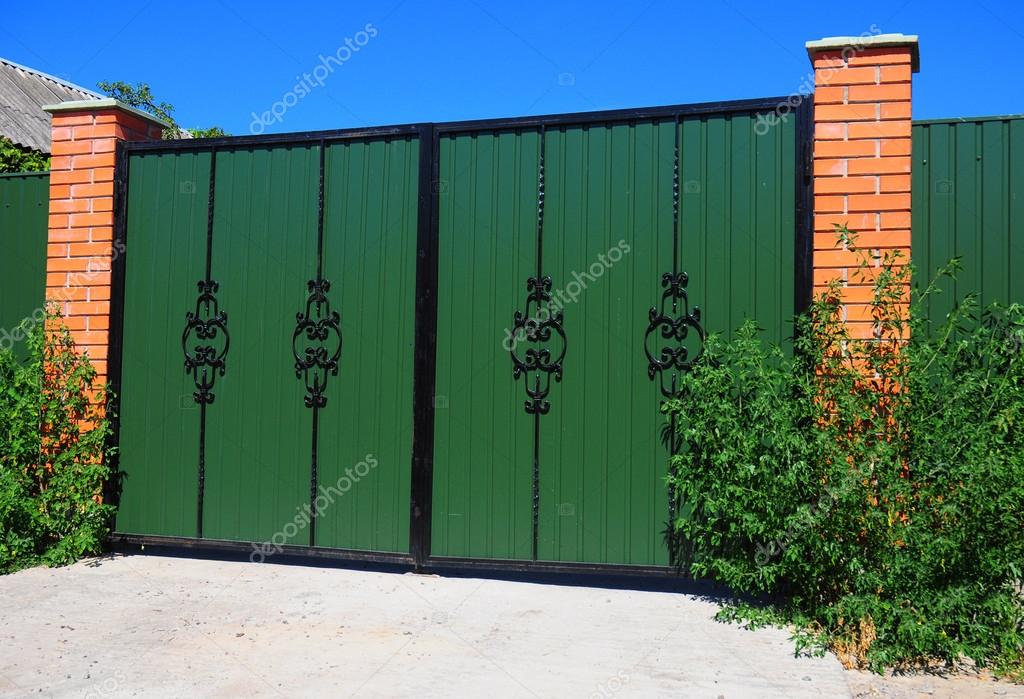 Green Metal Profil Gate with Decorative Gate and Door in Old Sti ...