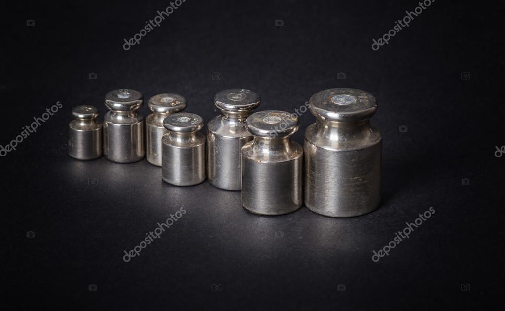 un conjunto de pequeñas pesas metálicas 2023