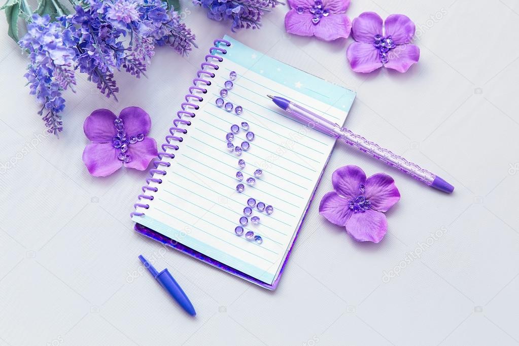 Cuaderno de bolsillo con letras, bolígrafo y flores de lavanda ...