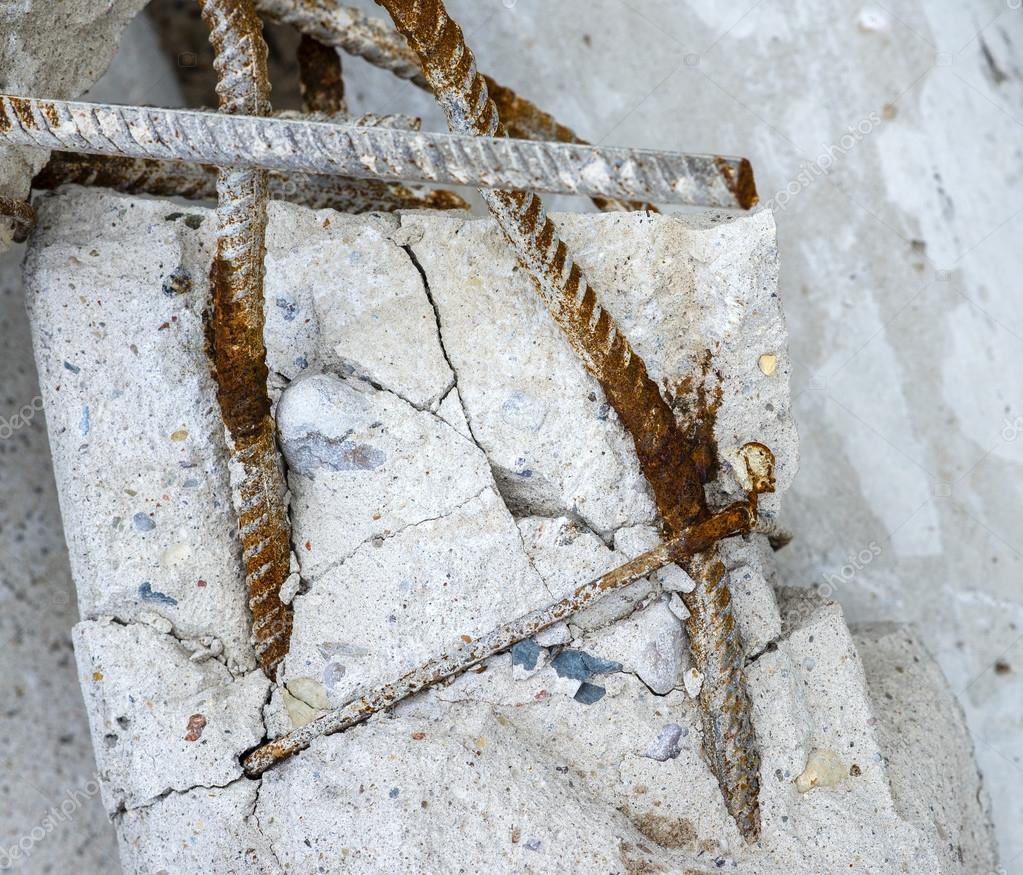 Varillas oxidadas de acero en pilar de hormigón dañado . — Foto de ...