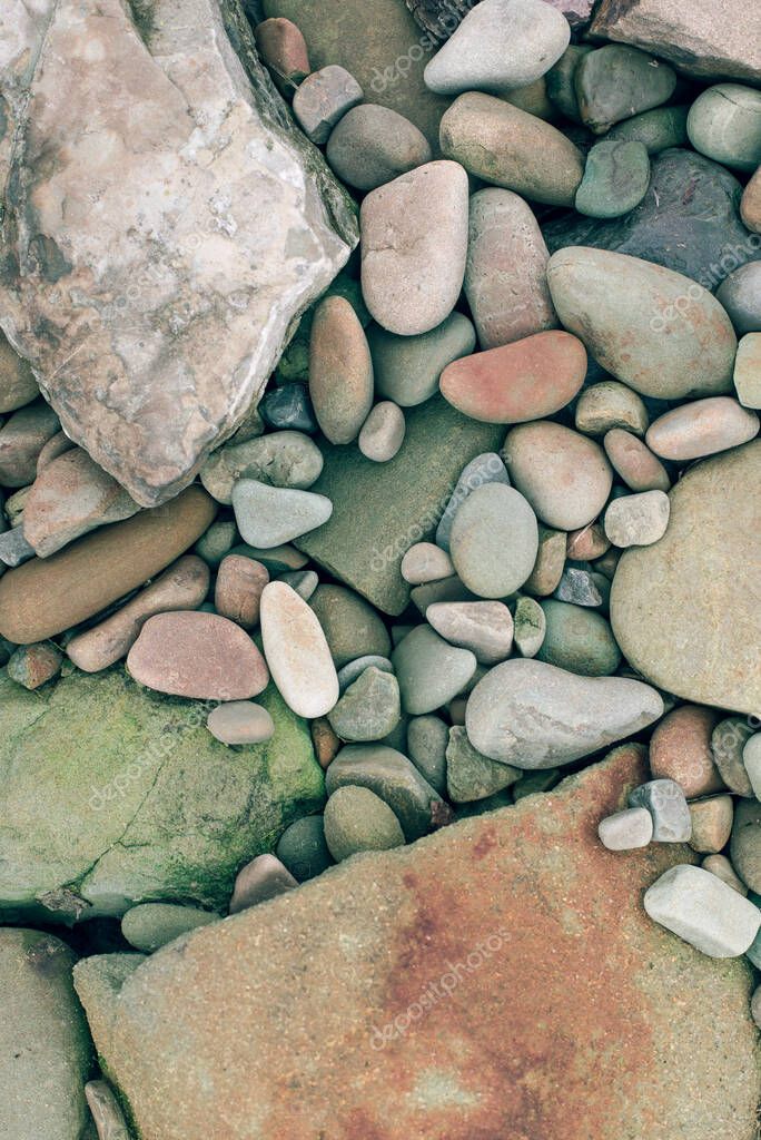 Dispersión de guijarros lisos y grandes piedras de río de diferentes ...