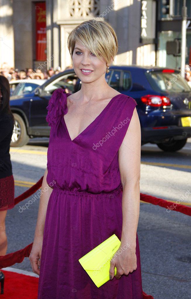 Actress Jenna Elfman — Stock Editorial Photo © Popularimages 98196366