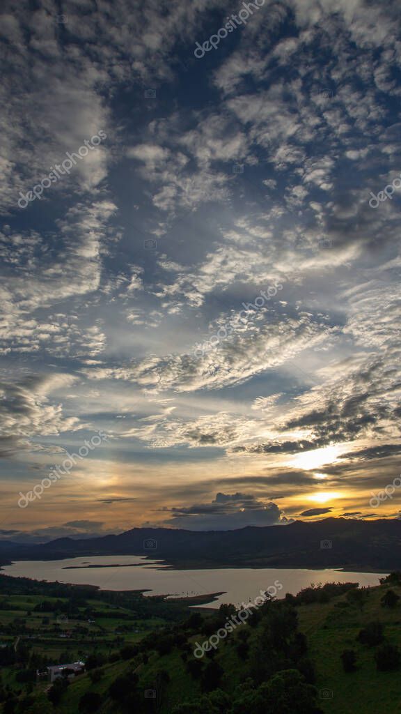 El espectacular y hermoso atardecer sobre el embalse del Tomine en las ...