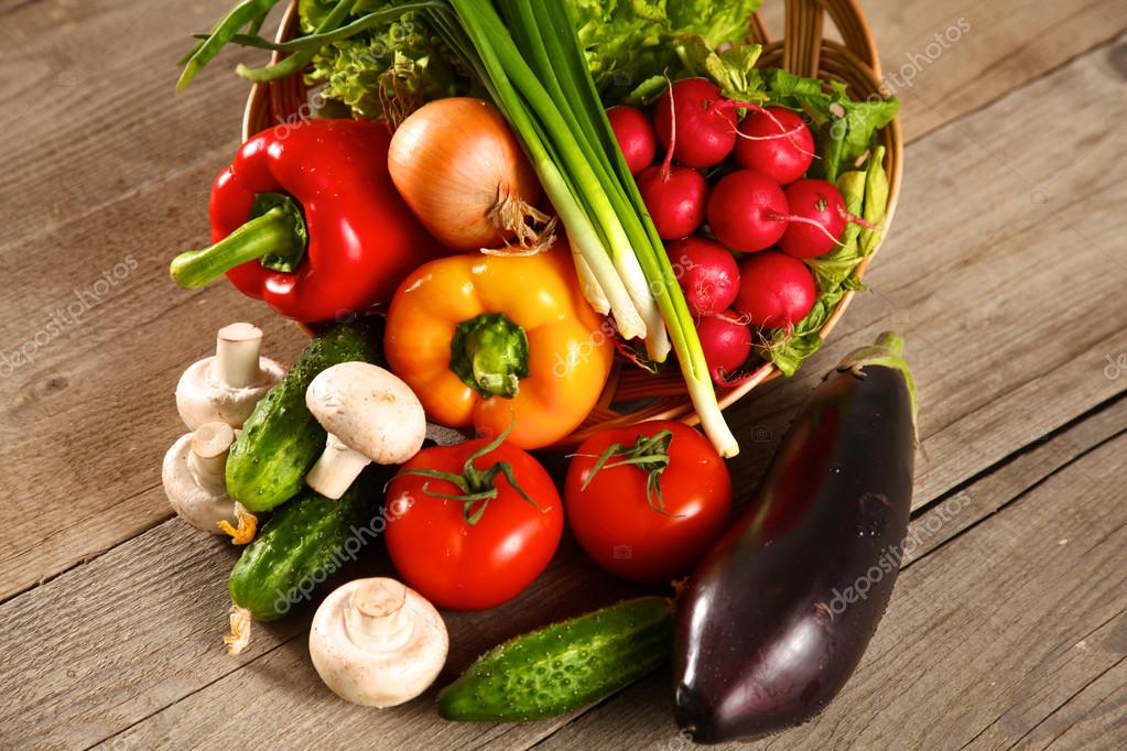 Sebzeler. Sepette taze biyo sebze. Doğa Arkaplanı Üzerine — Stok Foto ...