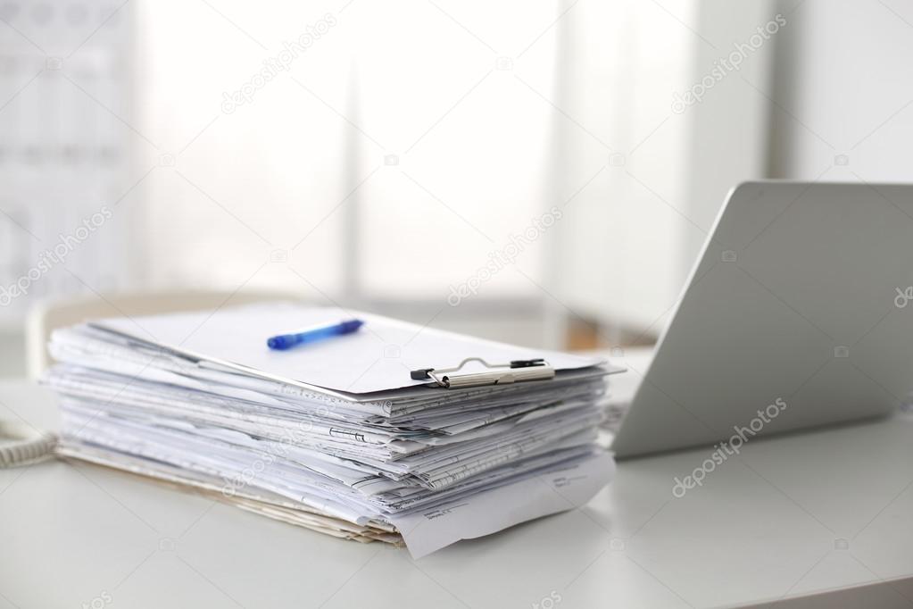 escritorio de oficina una pila de informes de papel de computadora ...