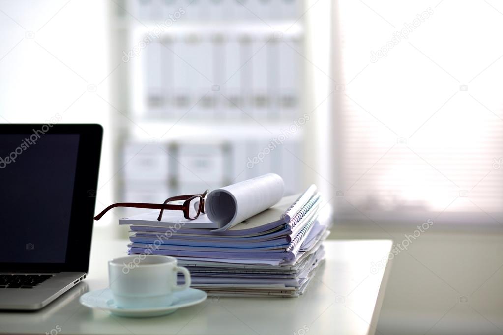 Escritorio de oficina una pila de informes de papel de computadora ...