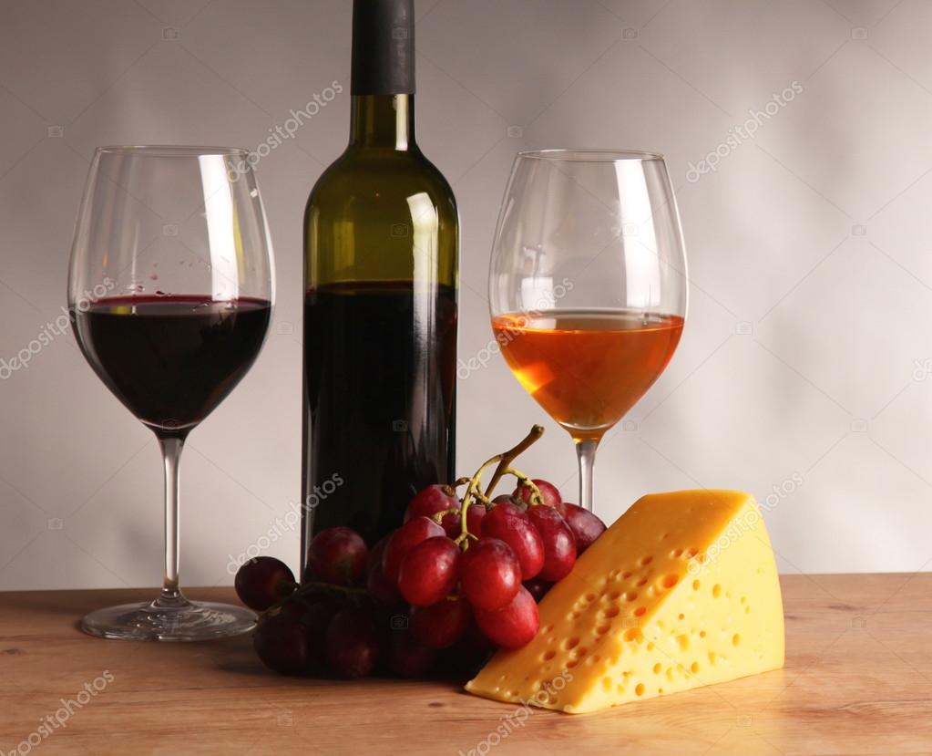 Imágenes: vino y queso | Refinada Bodegón de vino, queso y uvas en ...