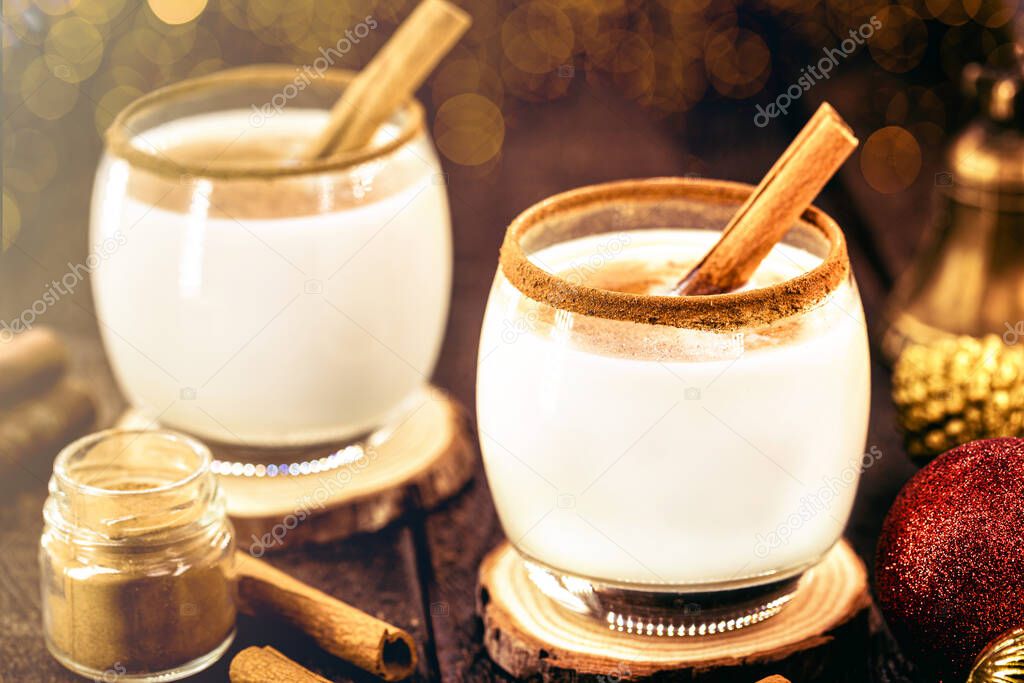 ponche de huevo caliente típico de la Navidad, hecho en casa en todo el ...