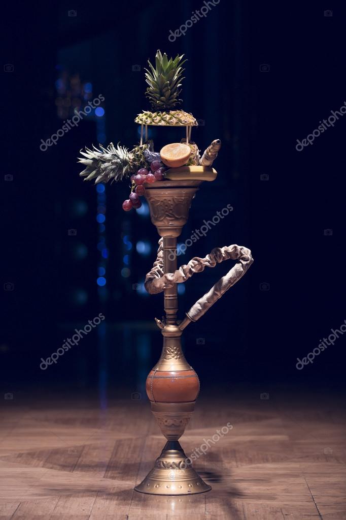 Un narguile exótico. Diferentes narguile sobre los fondos brillantes ...