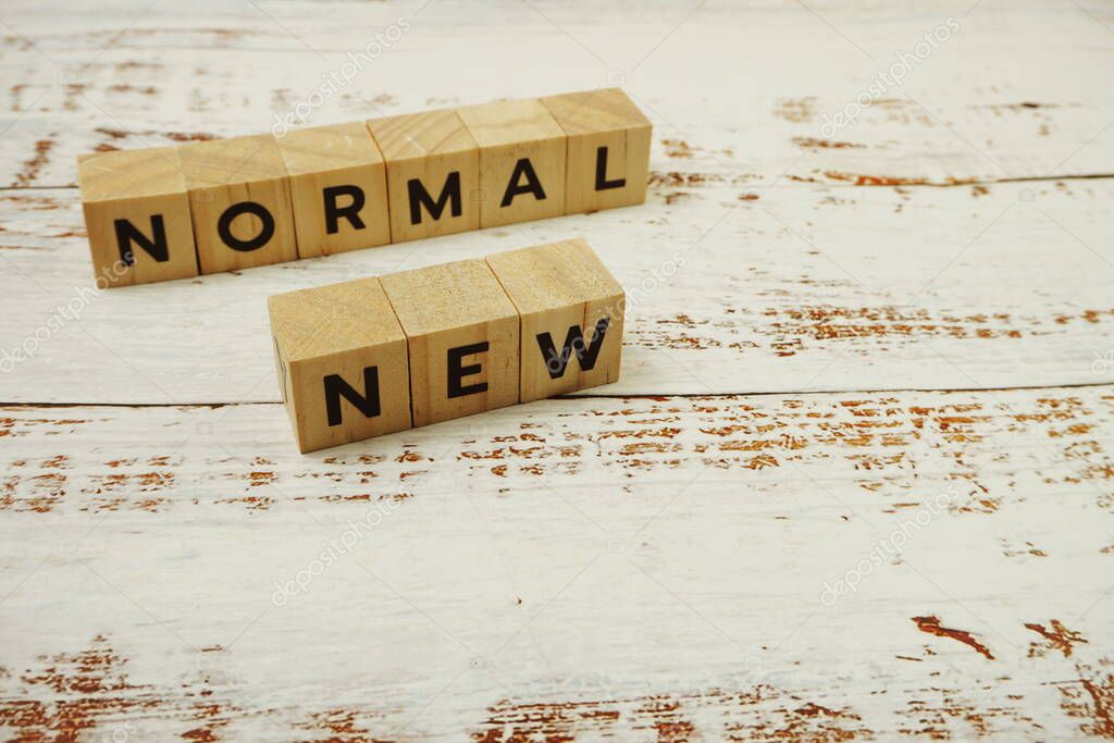 Nueva palabra normal letras del alfabeto sobre fondo de madera 2023