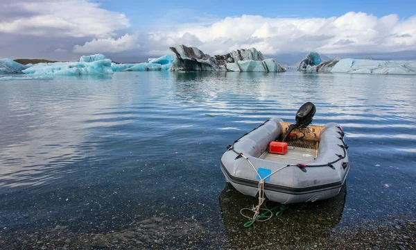 Rafting par un glacier Stock Photos, Royalty Free Rafting par un glacier Images | Depositphotos